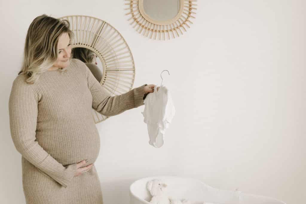 zwanger, wat moet je regelen? Naviva helpt je graag.